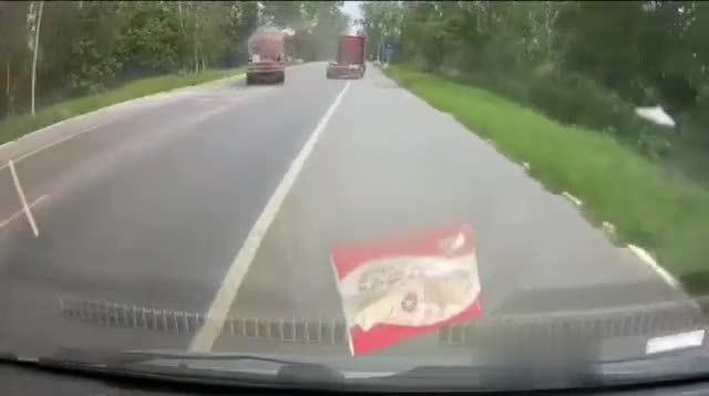 高速路白车斗气猛别视频车,结果失控撞上护栏当场“毁容”