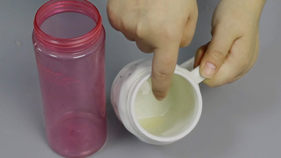 杯子结满茶垢难清洗?用这种水泡一泡,茶垢自动脱落,方便又实用