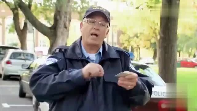 想要给路人开罚单,没想到罚单本找不到,真是太搞笑了