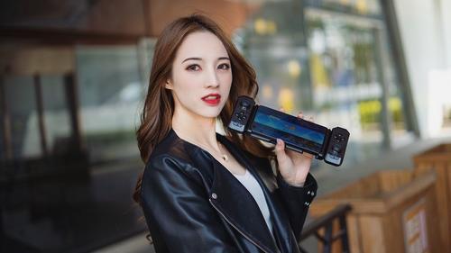 手机电脑都兼容?美女评测北通单双柄两用游戏手柄到底值不值得买