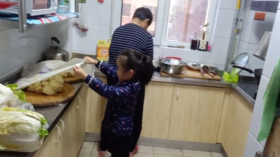 苒苒来姥姥家吃饭啦,馋的已经等不及要流口水了,真香