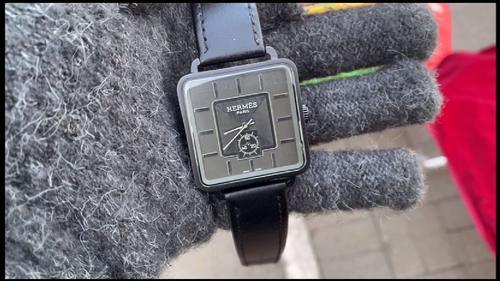 旧货市场发现一块爱马仕手表,摊主要价800,最后400成交,贼快乐