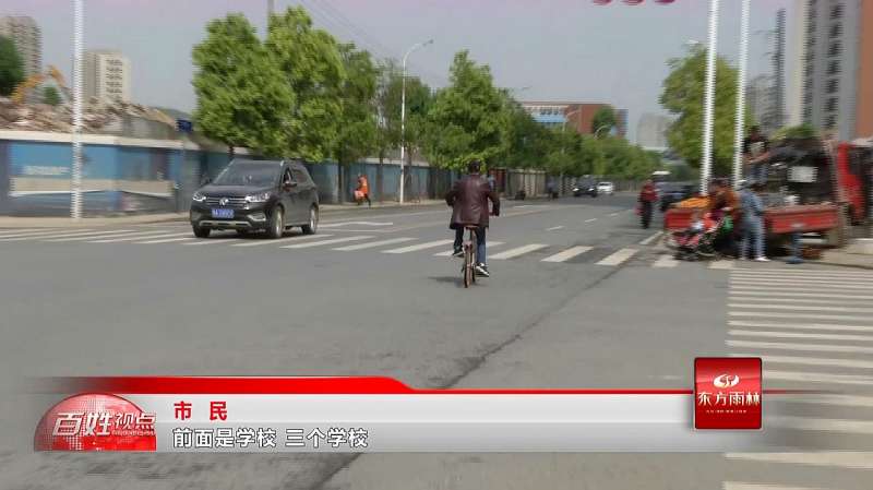 十字路口事故频发,市民急盼红绿灯,寻求记者来解决!