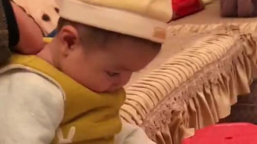 一直要奶奶在后面挠痒痒,不挠了就向奶奶哭闹,这孩子皮是有多痒