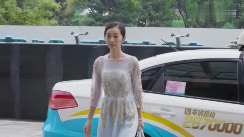 美女前台穿上高富帅送的长裙上班,众位男同事都投来惊异的目光