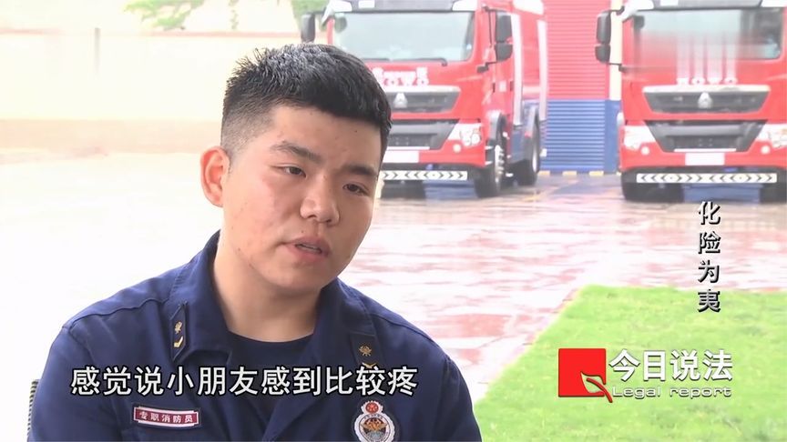 熊孩子头卡玻璃门,两门缝隙只有10厘米,咽喉被死死卡住