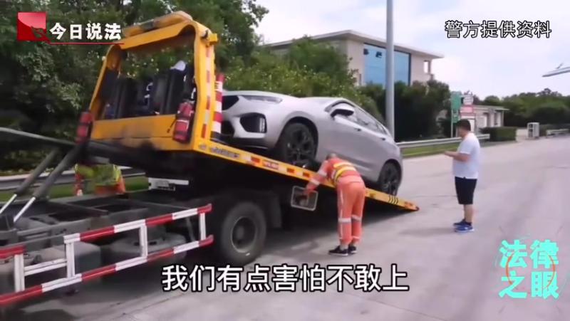 ...交警接到一位女士的求助电话,称自己的儿子因为晕桥不敢开车上桥,...