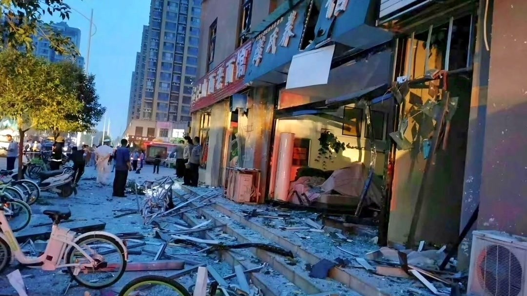 凌晨液化气泄漏引爆焦作一炒鸡店 周遭车房严重受损,一片狼藉