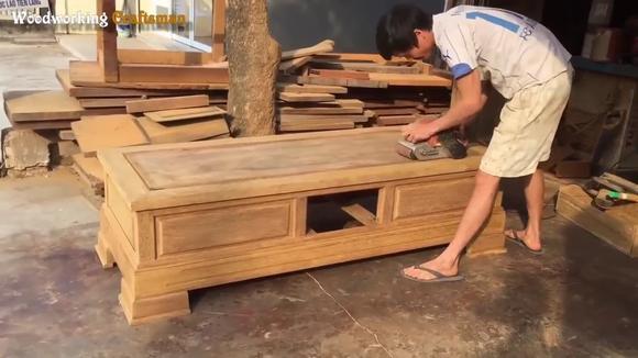 看专业木工是怎样打造一只实木茶几的,这技术不服不行