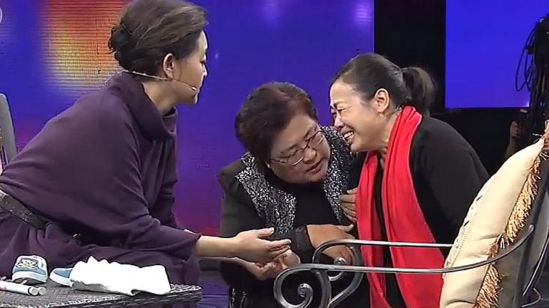 苦苦寻子二十六年,门开后她拿着照片,当场痛哭跪倒在倪萍面前