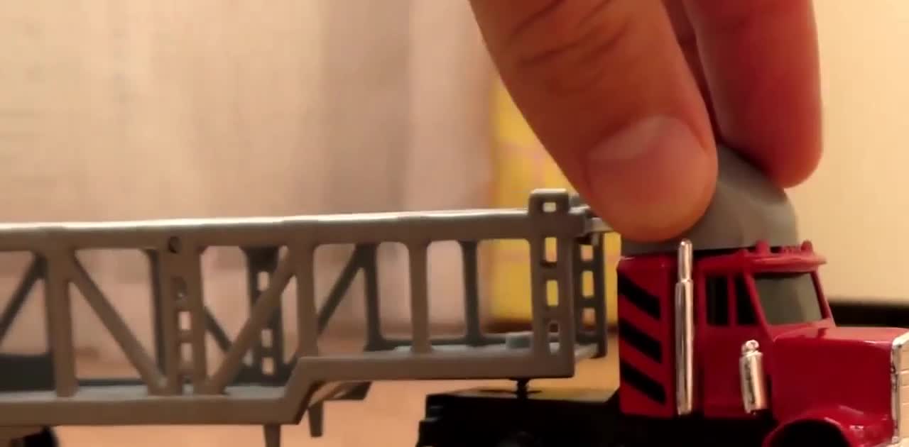 大卡车装载吉普车皮卡车玩具模型来到空地玩