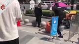 现场:连踢数脚!杭州一协助城管执法保安殴打送餐员 被行拘10日