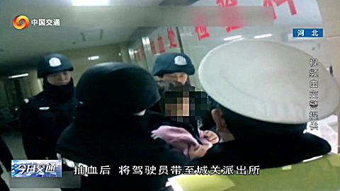 醉酒女司机遇民警拦截,当街殴打辱骂民警,非得等巡警用强?