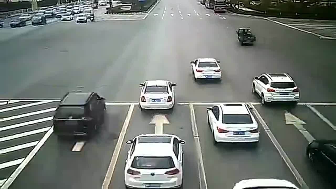 开车走神和闯红灯,不料造成三车连撞交通事故