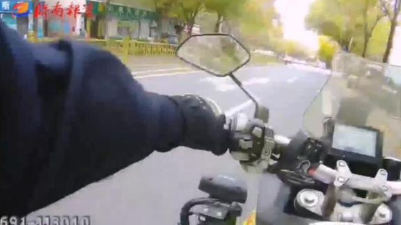 视频有点长! #执法记录仪全程直击 交警为啥扔下警车就跑