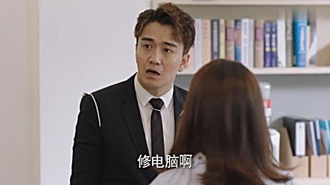 小伙第一天上班,被秘书拉去修电脑,不料人家是总经理,秘书傻眼