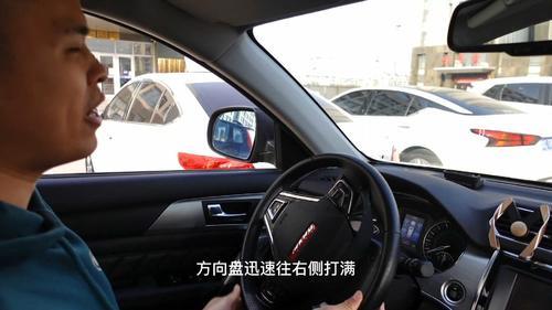 狭窄倒车入位,学会用后视镜判断车距,再小的车位也能一把入库