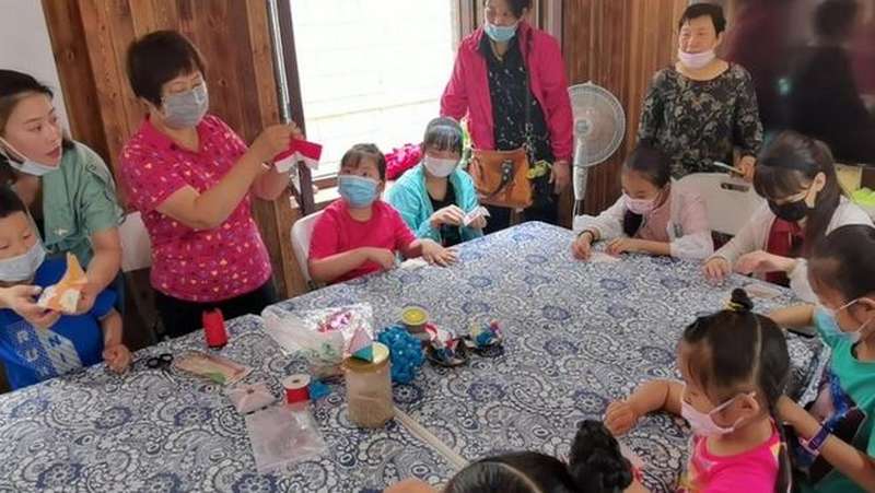 果然视频|针线活做起来可不简单,更何况是缝了一个漂亮的香囊