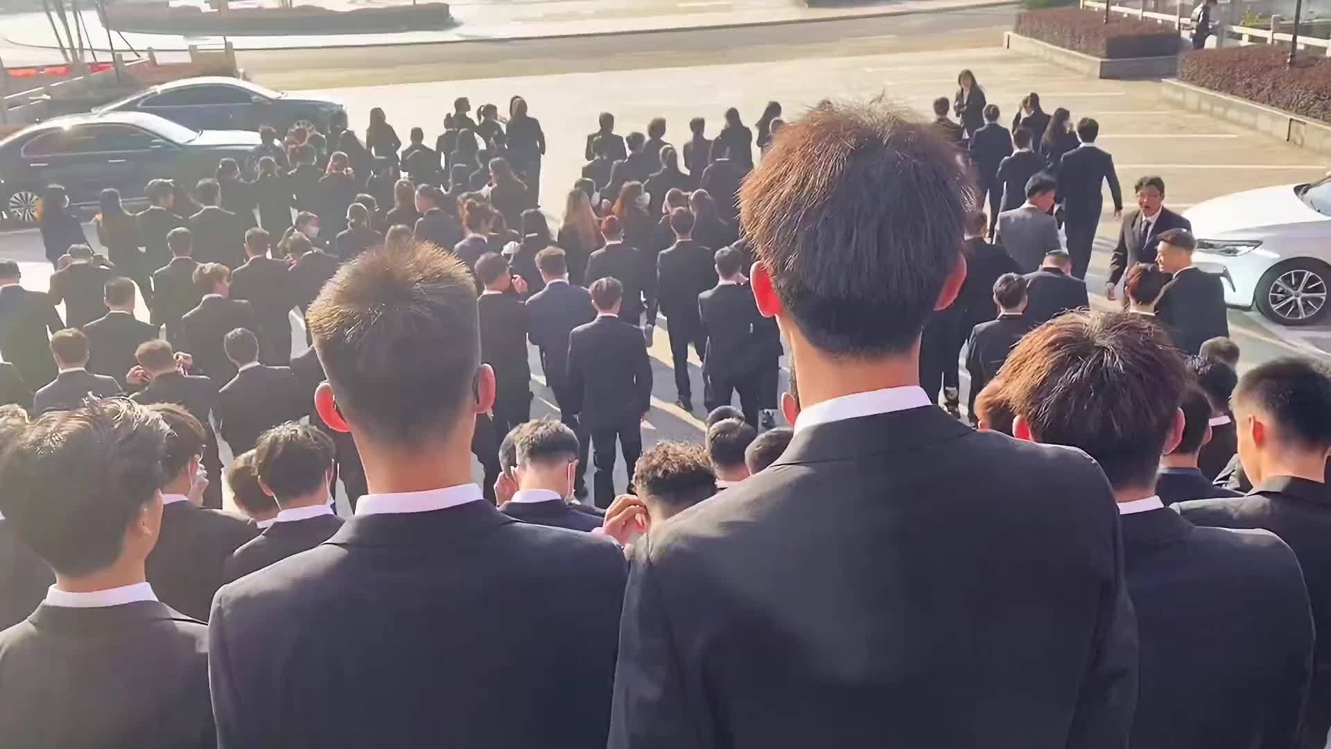 来自体院的压迫感!体育生衬衫西装出席学代会,网友:都是男人啊