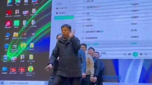 学校元旦晚会彩排,几位男老师集体上台跳舞,本以为第一位是青铜没...