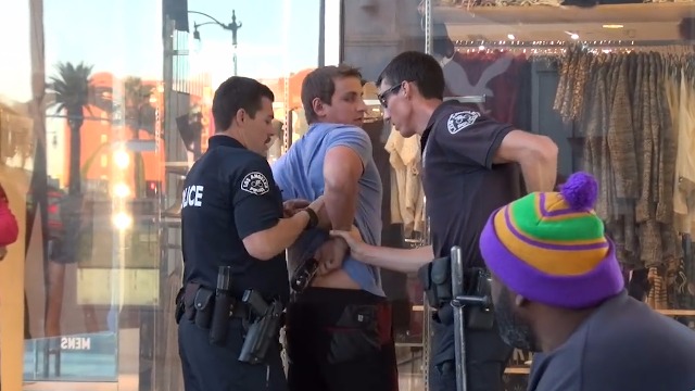 国外小哥整蛊警察,假装殴打女性,没想到却被拷走