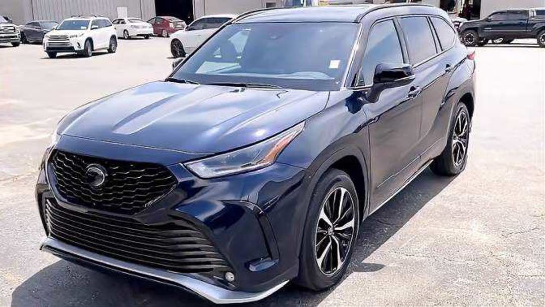 新车展示,实拍2022款丰田皇冠陆放,2+2+3布局,太帅了!