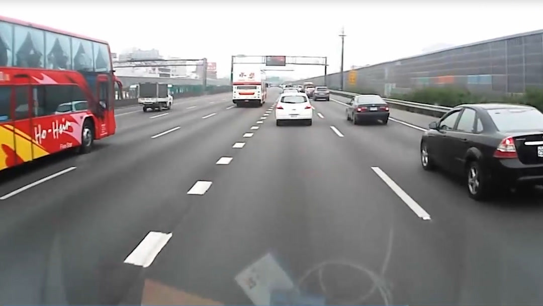 前车飞出石头砸坏玻璃?车主愤怒逼停前车,前车司机却一脸无辜