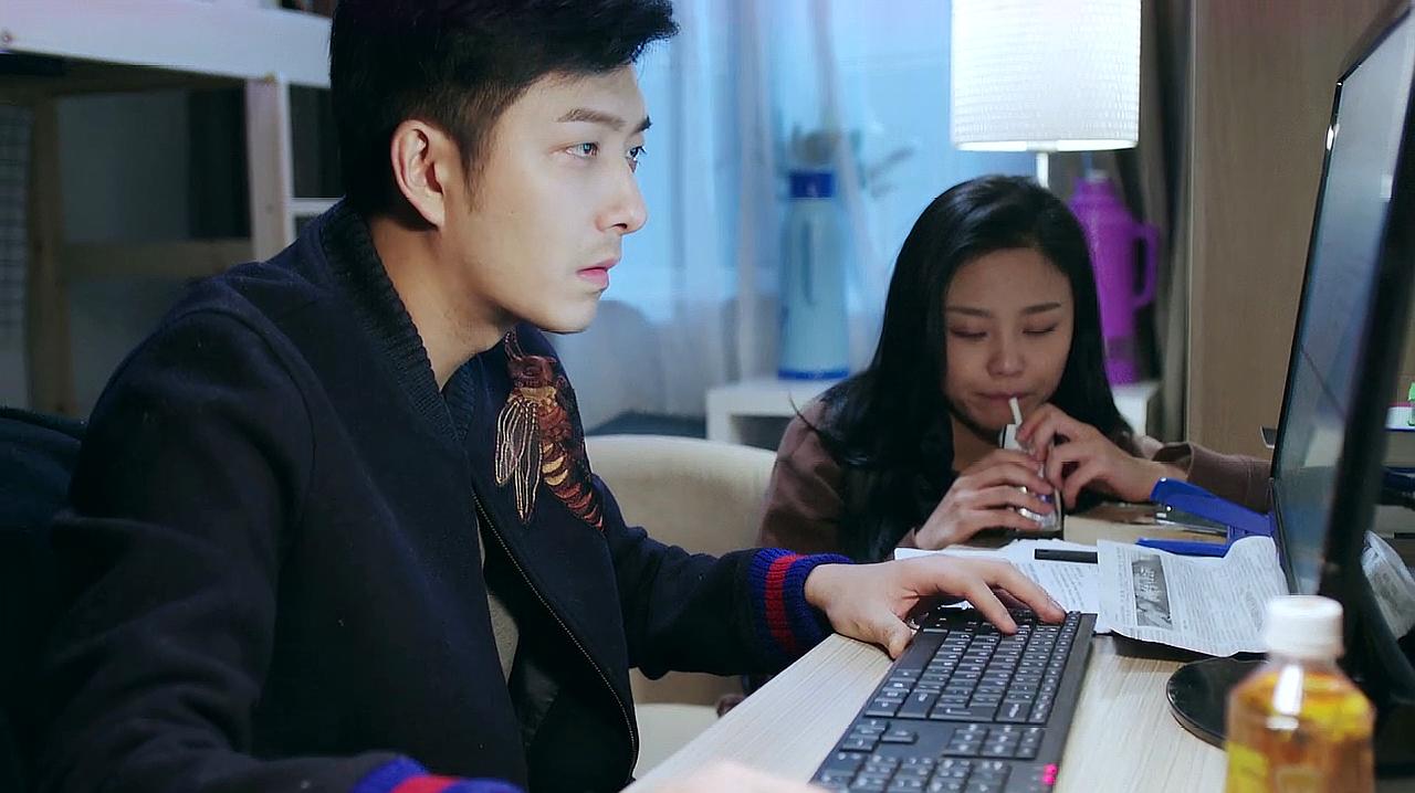 海洋在电脑前忙碌,珍妮在一旁陪着他,两只眼睛都睁不开了