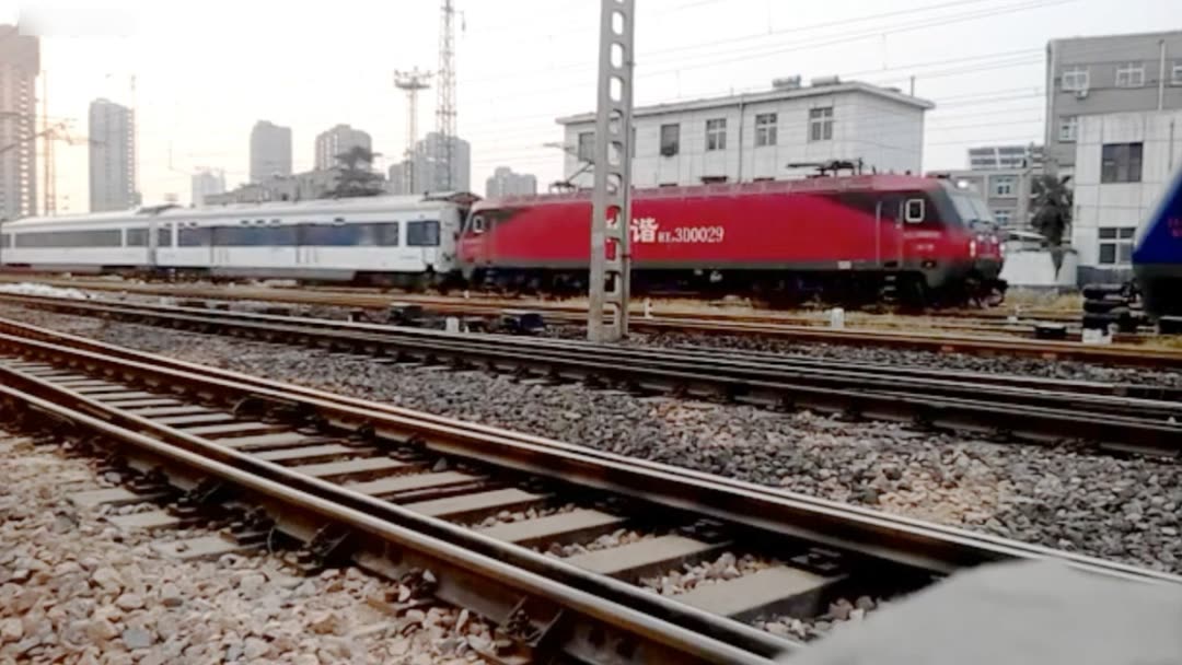 横贯中国东西的火车!上海至乌鲁木齐Z41次列车通过洛阳段