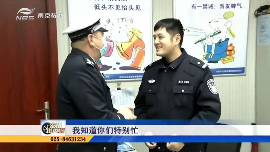 交通:交通肇事逃逸,是要负法律责任的,交警一顿给司机教育