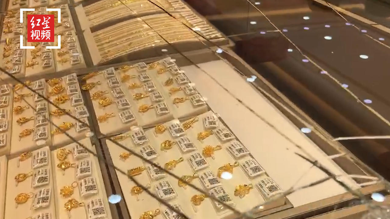 撬门砸柜盗走约150万元黄金饰品 这个凌晨盗金店的男子被抓了