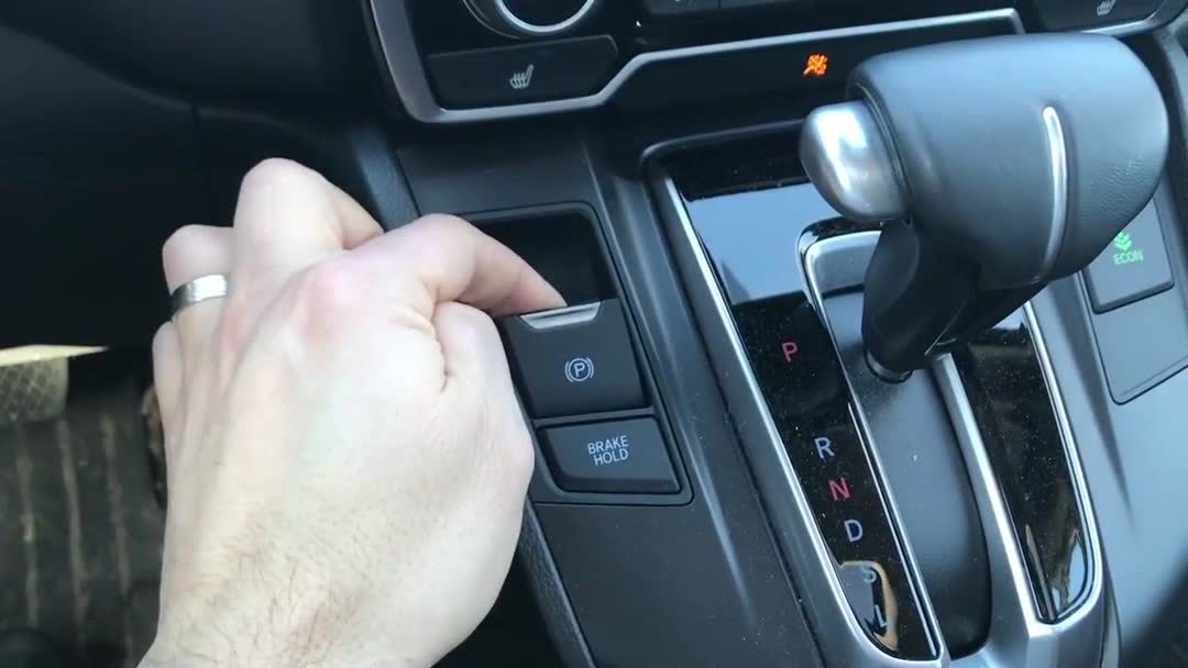 电子手刹正确使用步骤是怎样？新手花1分钟学学，以后开车用得上