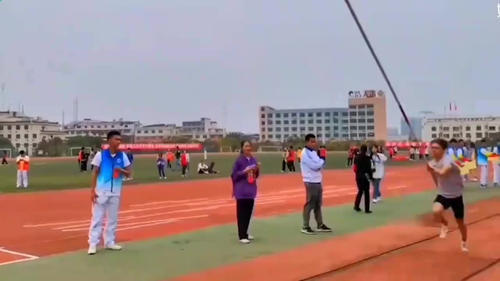 每年学校运动会总有几个隐藏的王者和青铜,实在太厉害和搞笑了