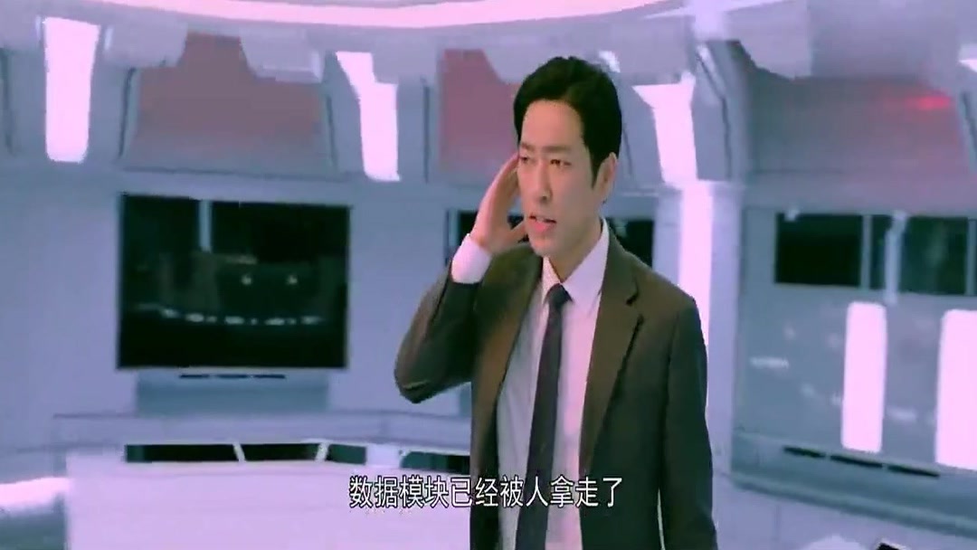 美女进入数据中心抢走数据模块,没想到男子居然这么做,真是意外