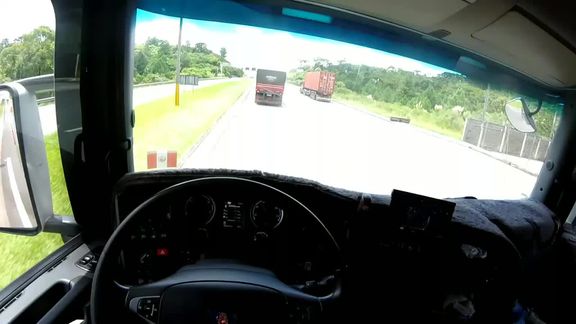 欧卡视角,驾驶斯堪尼亚卡车在公路上奔驰