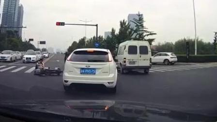 杭州发生的车祸,路口电动车被撞倒