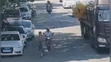 【广东】货车行驶时车上钢管哗啦啦掉落 电动车遭“万箭穿心”被撂倒