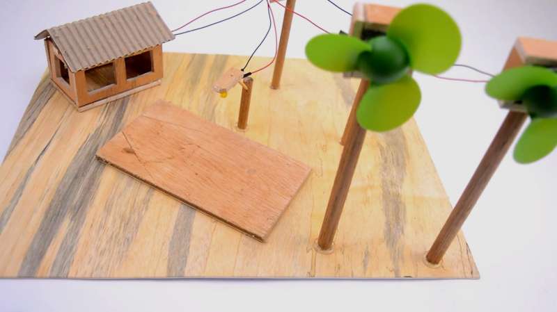 牛人小伙脑洞大开,用硬纸板打造风力发电机组模型,网友:艺术品