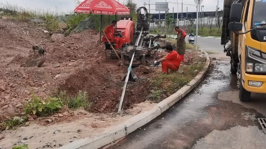非开挖定向钻施工300管道托管