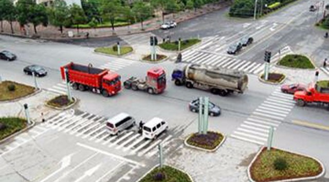 怎样安全通过无交通信号的交叉路口?找对方法很重要!