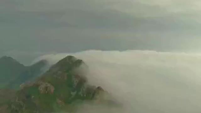 今天早上六点大连大黑山上云海翻腾非常漂亮美景。