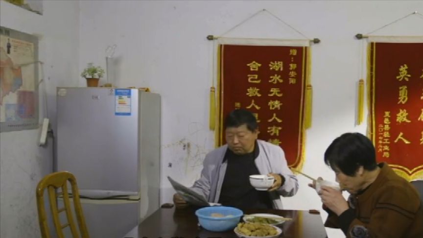 成功营救落水孩子,中年男子却落下病根,为表感激孩子家长这样做