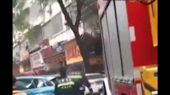 私家车堵住消防通道,紧急情况下消防车撞开“拦路虎”