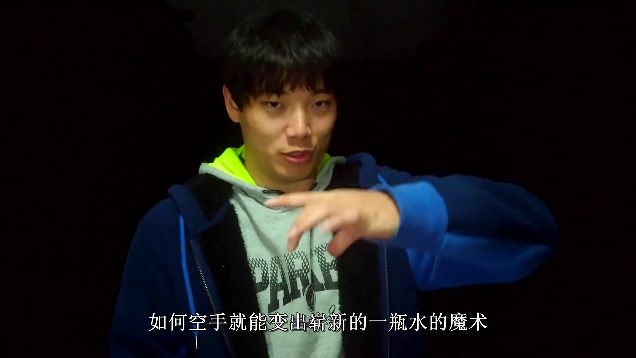 空手变出一瓶矿泉水!看100次都猜不透,揭秘后这样简单!