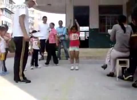 09年东港小学运动会一年级立定跳远视频