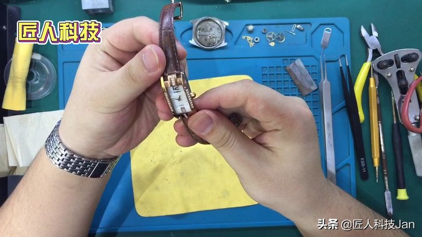 美女手表不动了,给她换了新电池还是不动!一看是没有秒针的!
