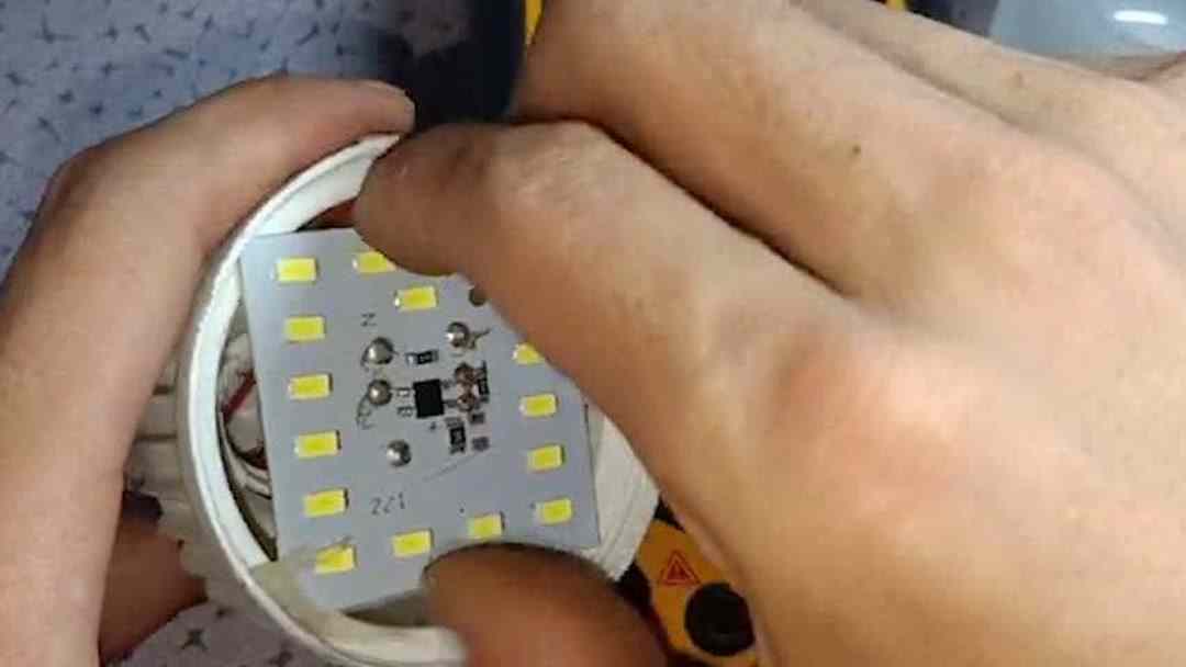 LED灯坏了,其实检修方法很简单,不用请电工,妙招