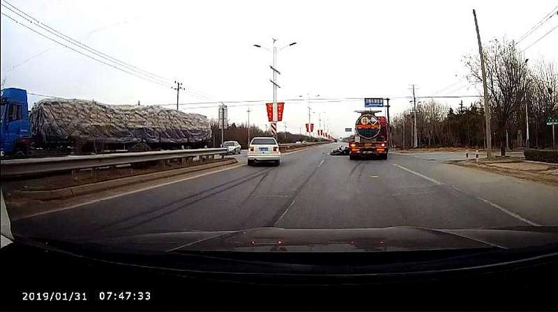 行车记录仪:电瓶车横冲直撞怒怼大卡车,还好司机没有加速,命大