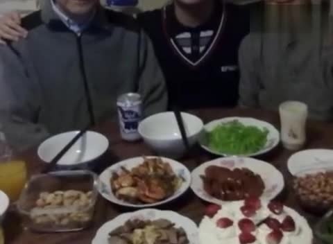 23岁女子当上奶奶令人震惊 儿媳妇竟是自己同学