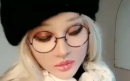 这个男人戴硅胶“人皮面具”易容成美女